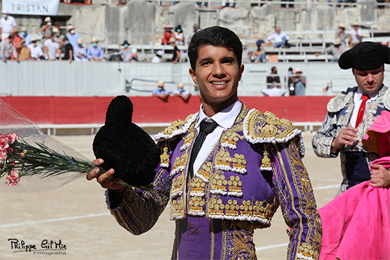 En Arles... Adam Samira y Fabien Castellani tocan pelo - TorosenelMundo